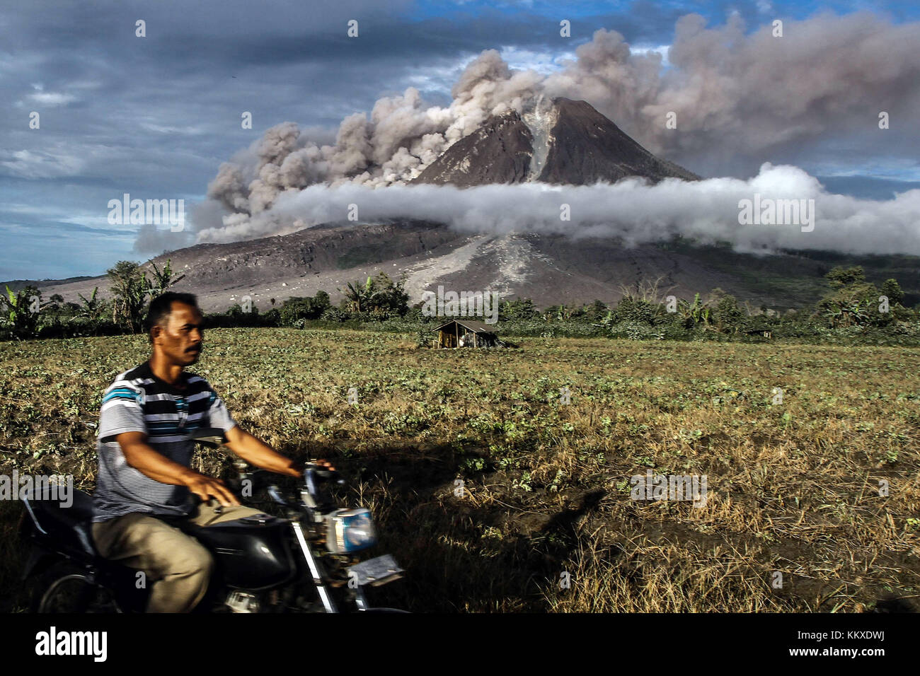 Karo, North Sumatra, Indonesia. 3rd Dec, 2017. An Indonesian motorists ...
