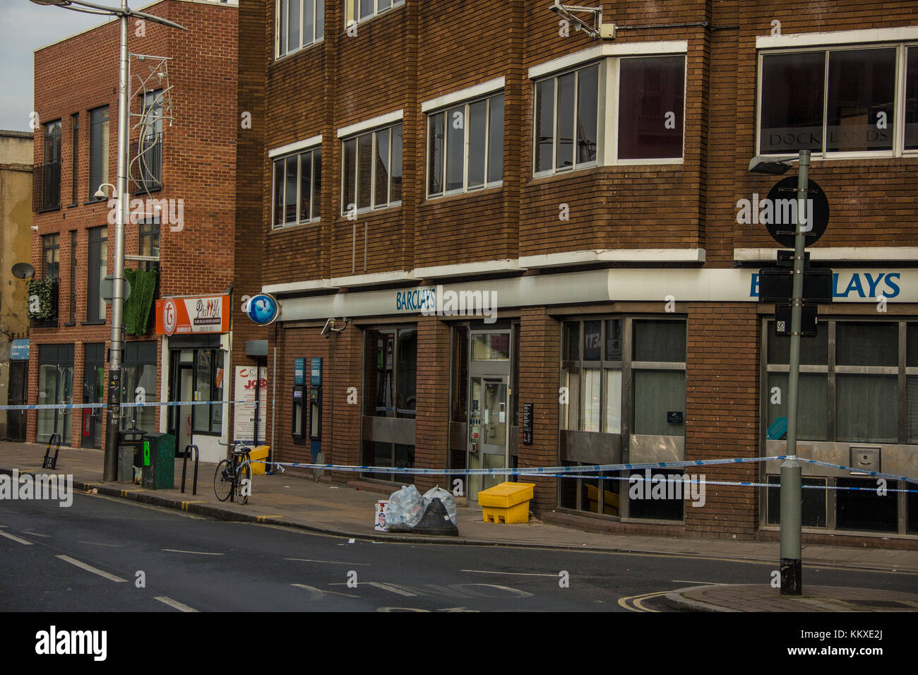 Peckham, London, UK. 2nd Dec, 2017. Police seal off an area on Peckham ...
