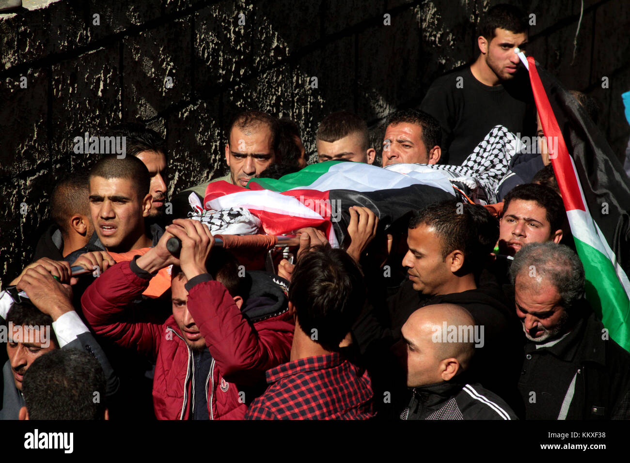 Qusra, West Bank. 2nd Dec, 2017. Relatives of Palestinian Mahmoud Odeh ...