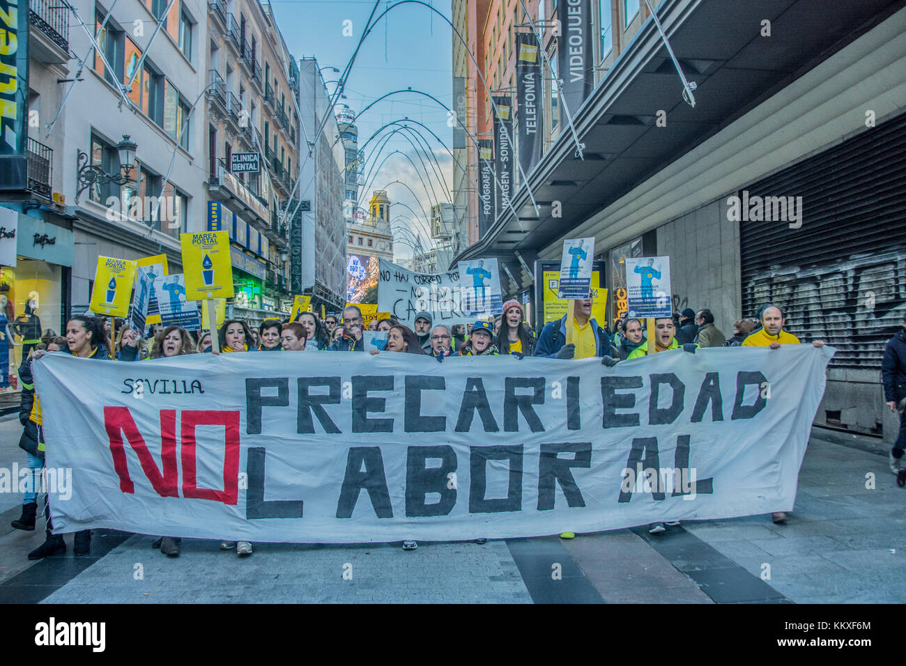 Madrid, Spain. 2nd Dec, 2017. Post mail workers demonstrates against ...