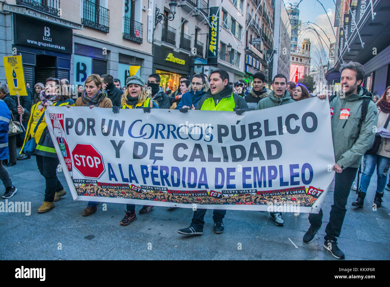 Madrid, Spain. 2nd Dec, 2017. Post mail workers demonstrates against ...