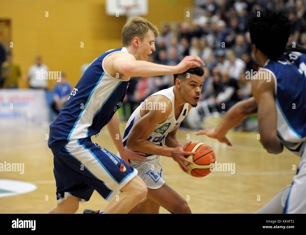 Karlsruhe, Deutschland. 02nd Dec, 2017. Jarelle Reischel (PSK) am Ball ...