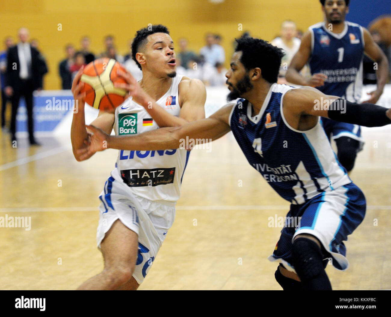 Karlsruhe, Deutschland. 02nd Dec, 2017. Jarelle Reischel (PSK) am Ball ...