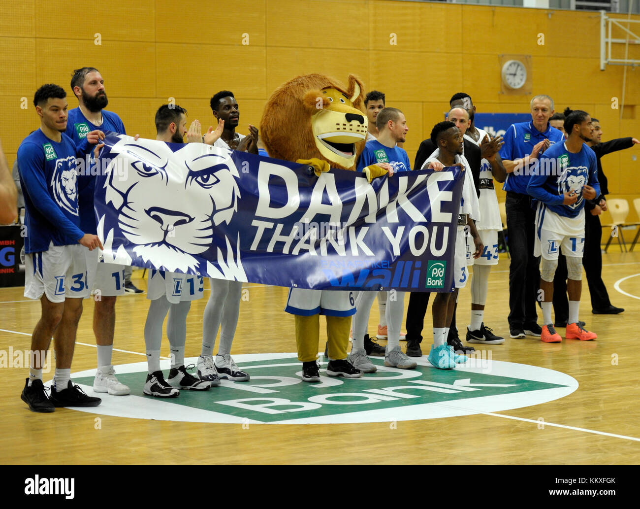 Karlsruhe, Deutschland. 02nd Dec, 2017. PSK Lions bedanken sich bei ...