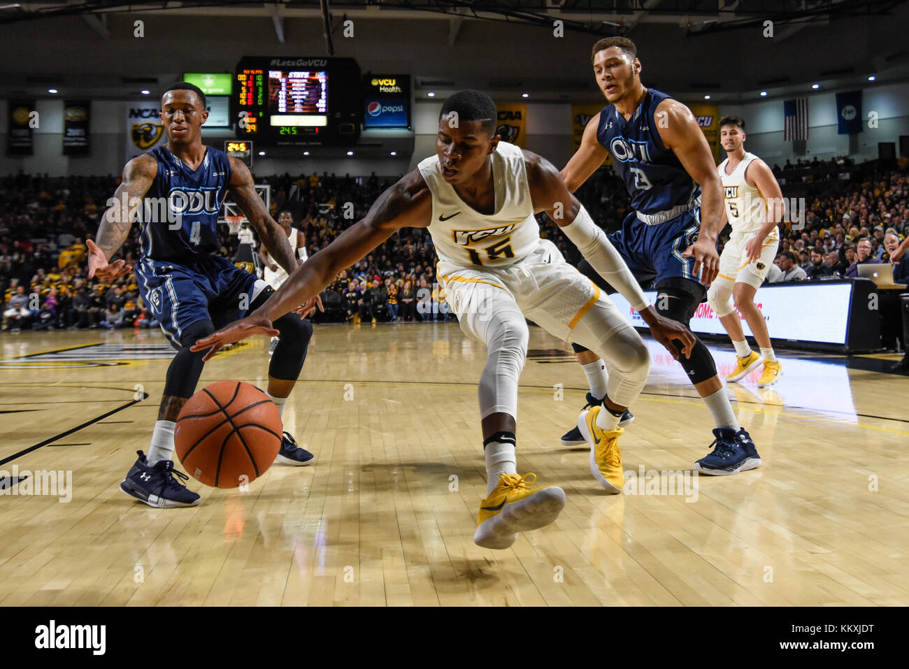 Richmond, Virginia, USA. 2nd Dec, 2017. XAVIER JACKSON (15) rescues a ...