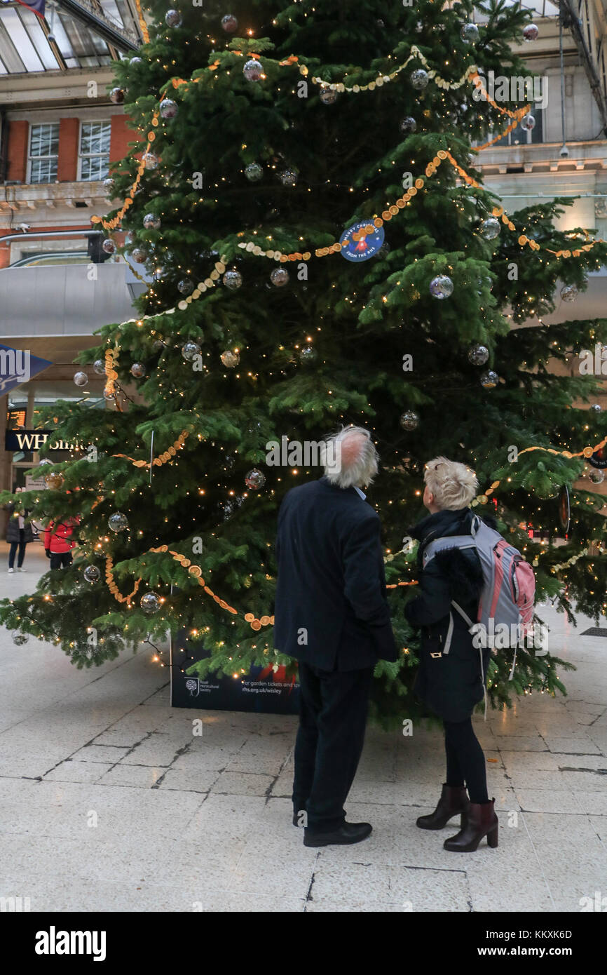 Inside waterloo station hi-res stock photography and images - Alamy