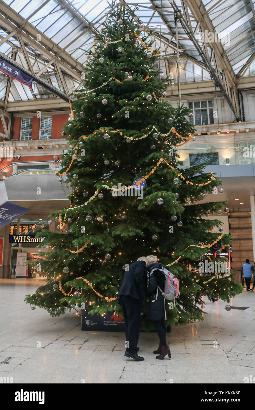Inside waterloo station hi-res stock photography and images - Alamy