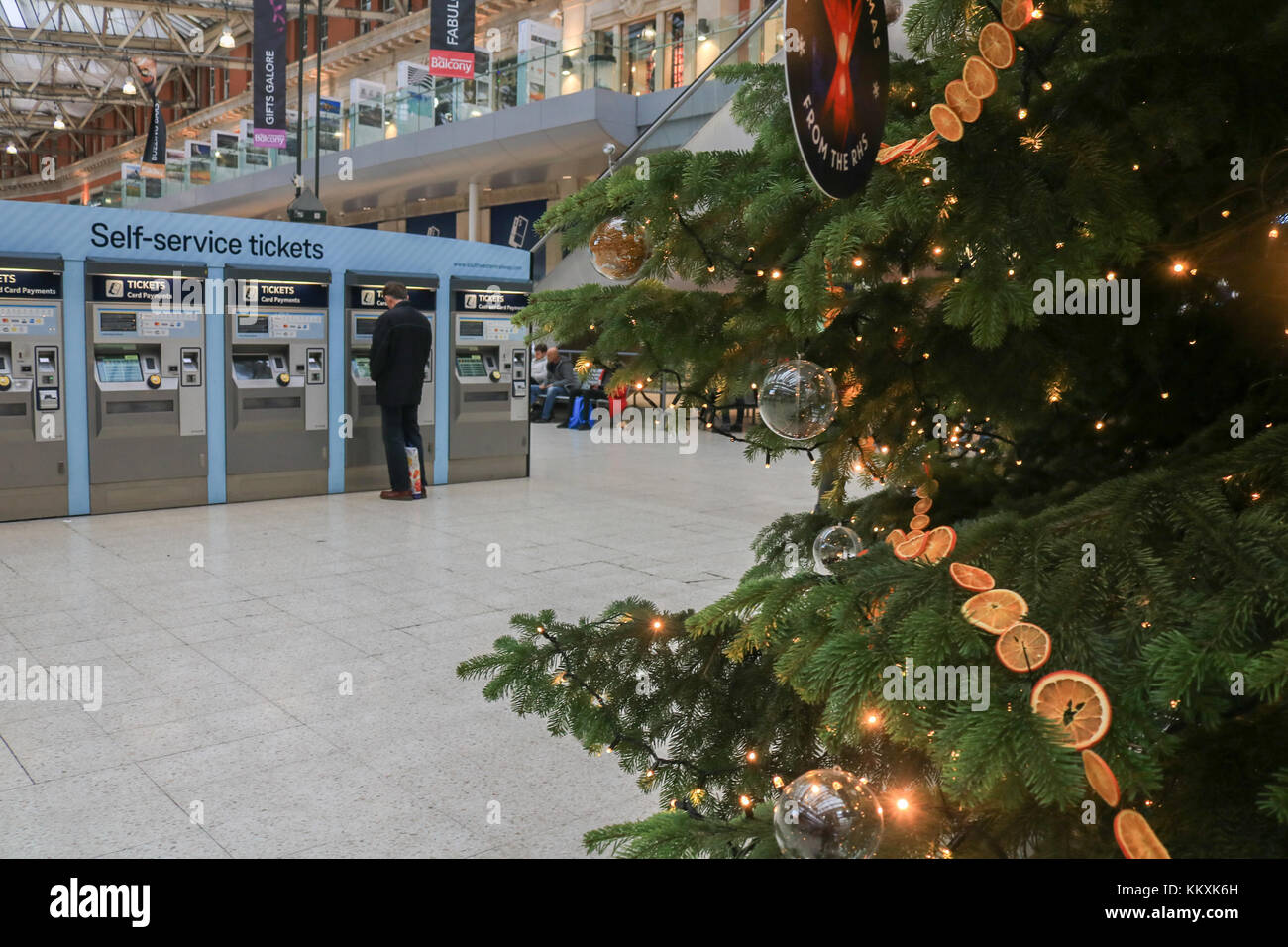 Inside waterloo station hi-res stock photography and images - Alamy