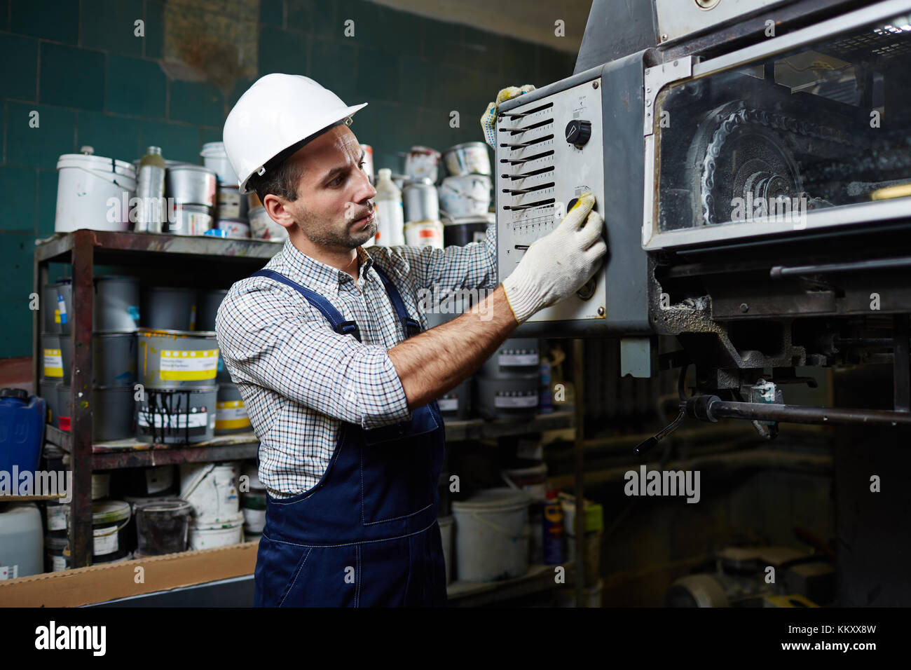 Factory worker operation hi-res stock photography and images - Alamy