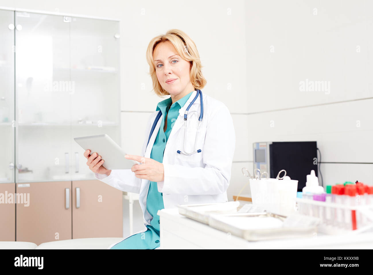 Modern doctor hi-res stock photography and images - Alamy