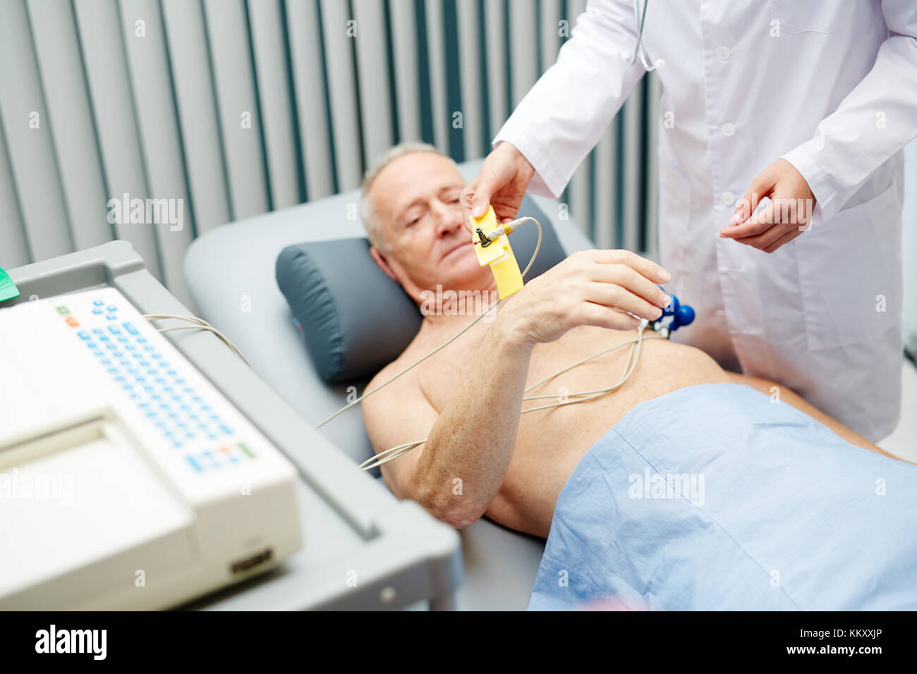 Cardiologist going to examine senior man heartbeat and pulse in ...