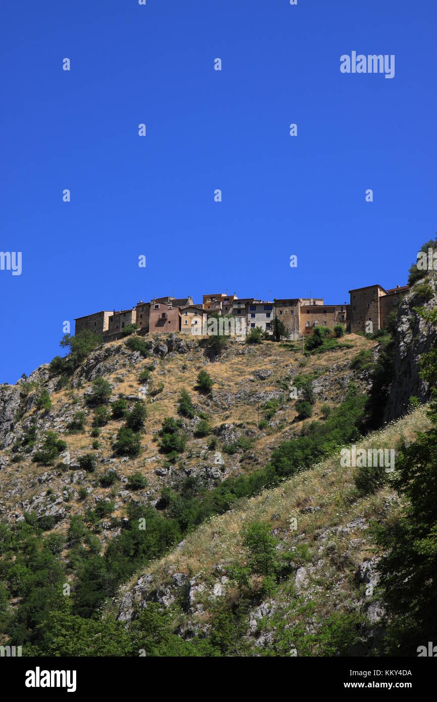 Italian village on top of a cliff Stock Photo - Alamy