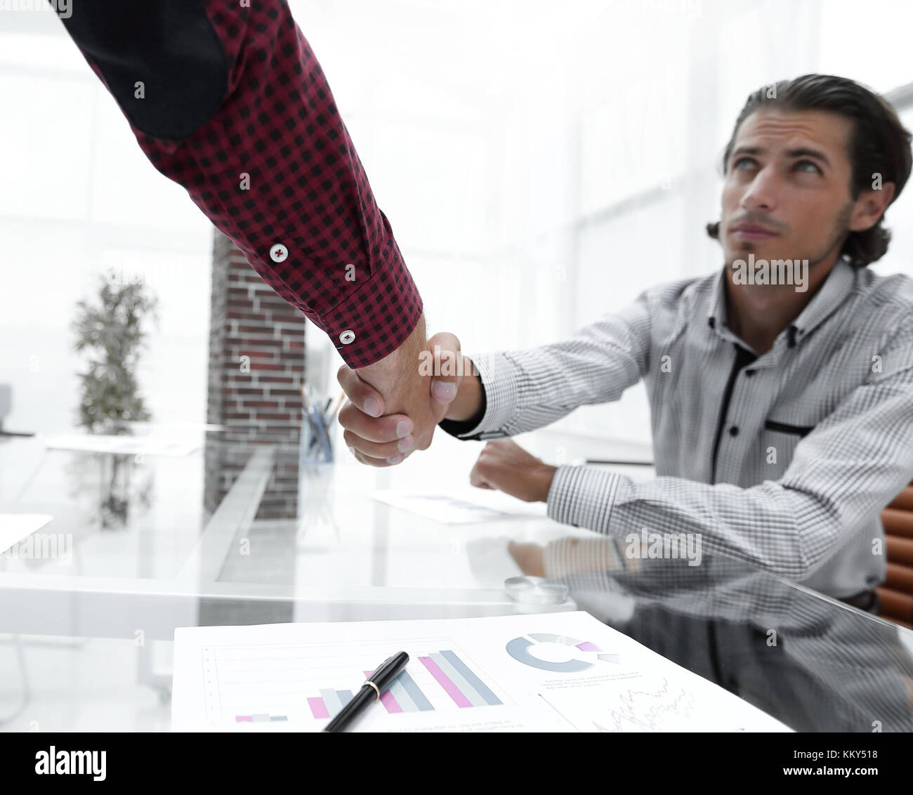 colleagues shaking hands over Desk Stock Photo - Alamy