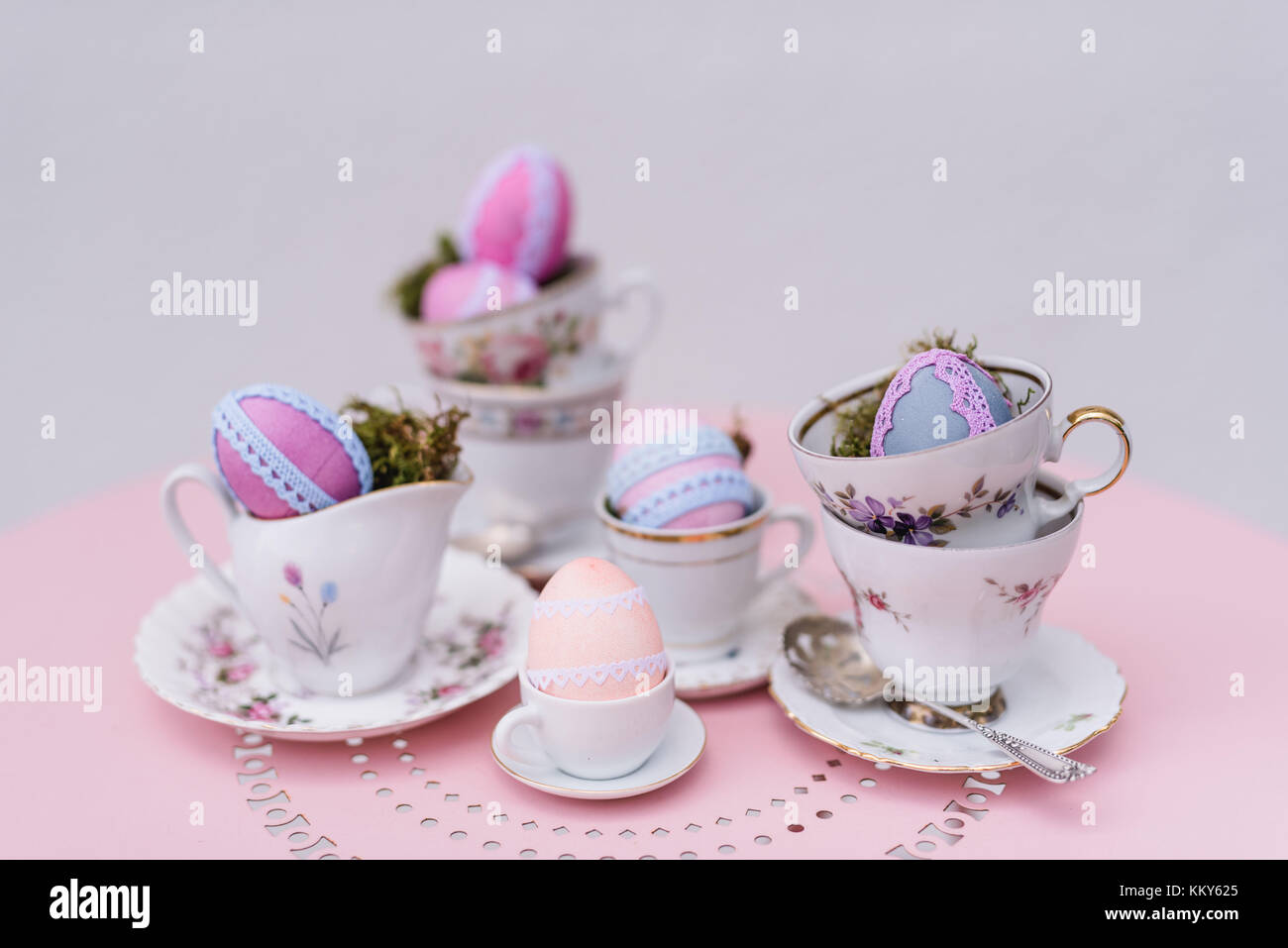 Silver pink easter eggs hi-res stock photography and images - Alamy