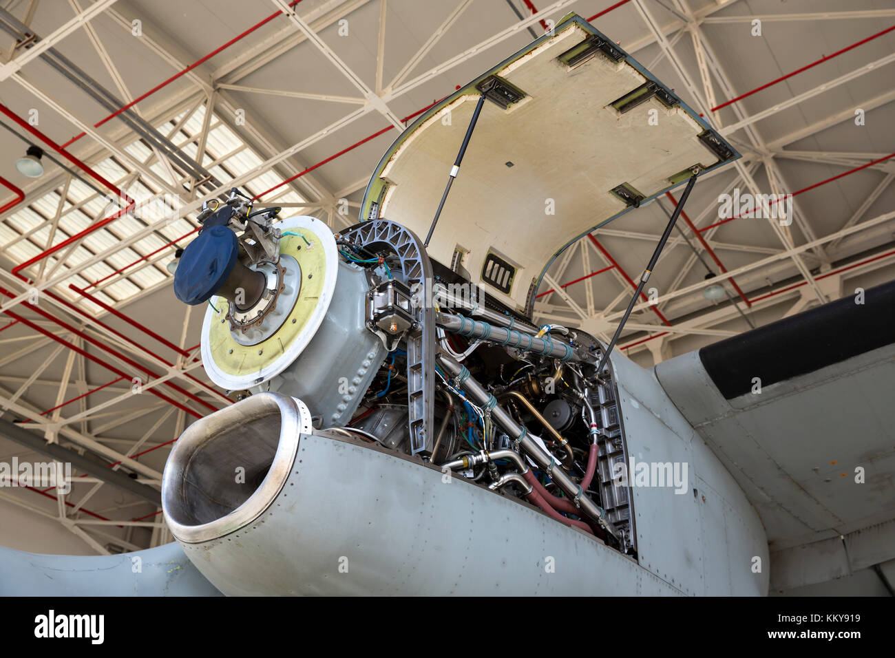 Military aircraft maintenance hi-res stock photography and images - Alamy