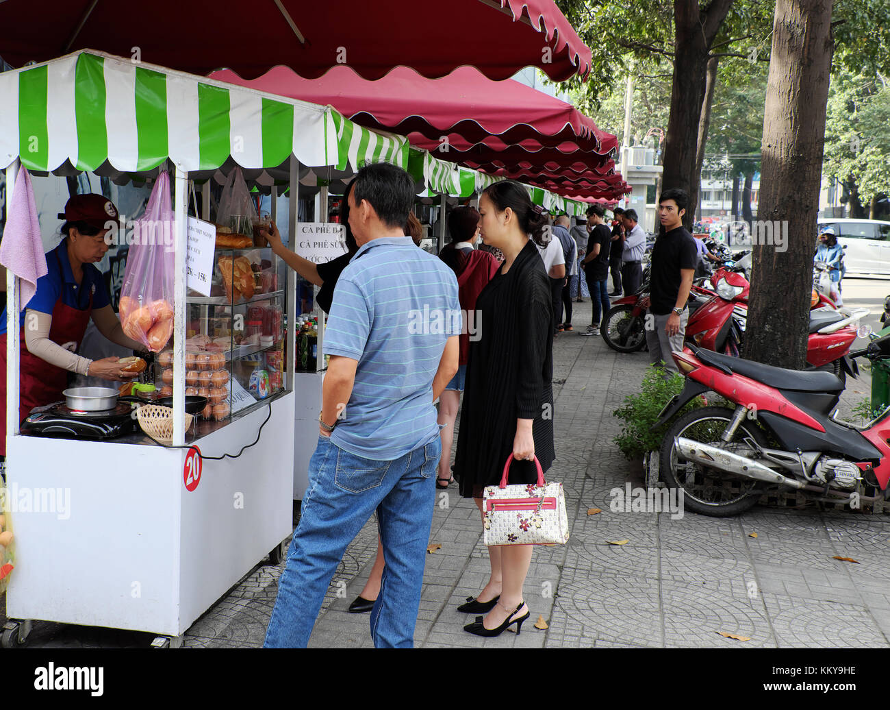 Vietnam food cart hi-res stock photography and images - Alamy