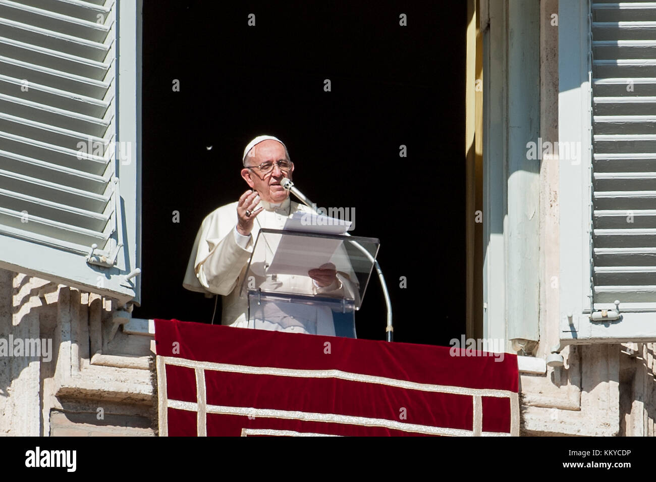 Pope Francis blesses the crowd from his studio window overlooking St ...