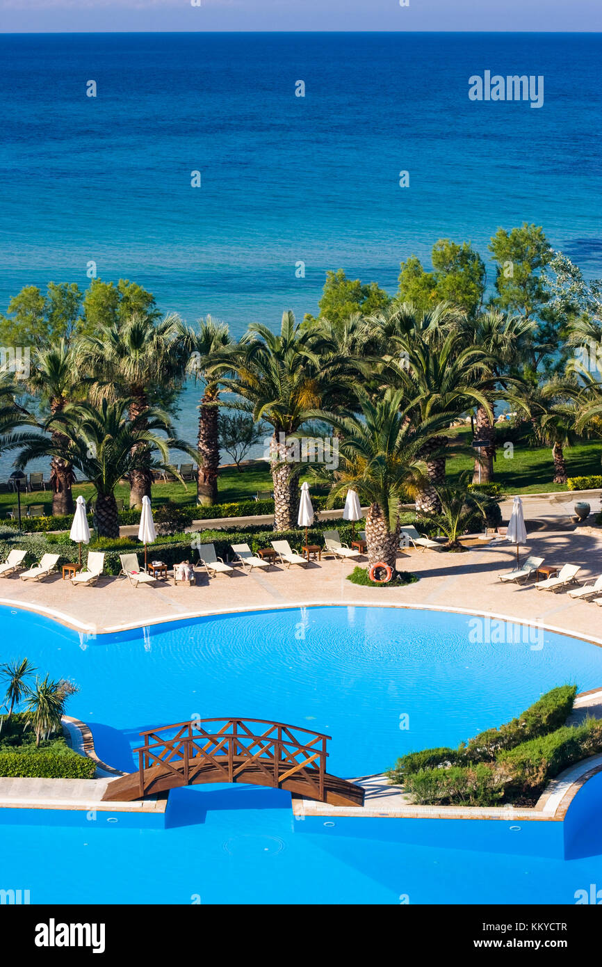 Swimming pool at luxurious Greek hotel Stock Photo - Alamy
