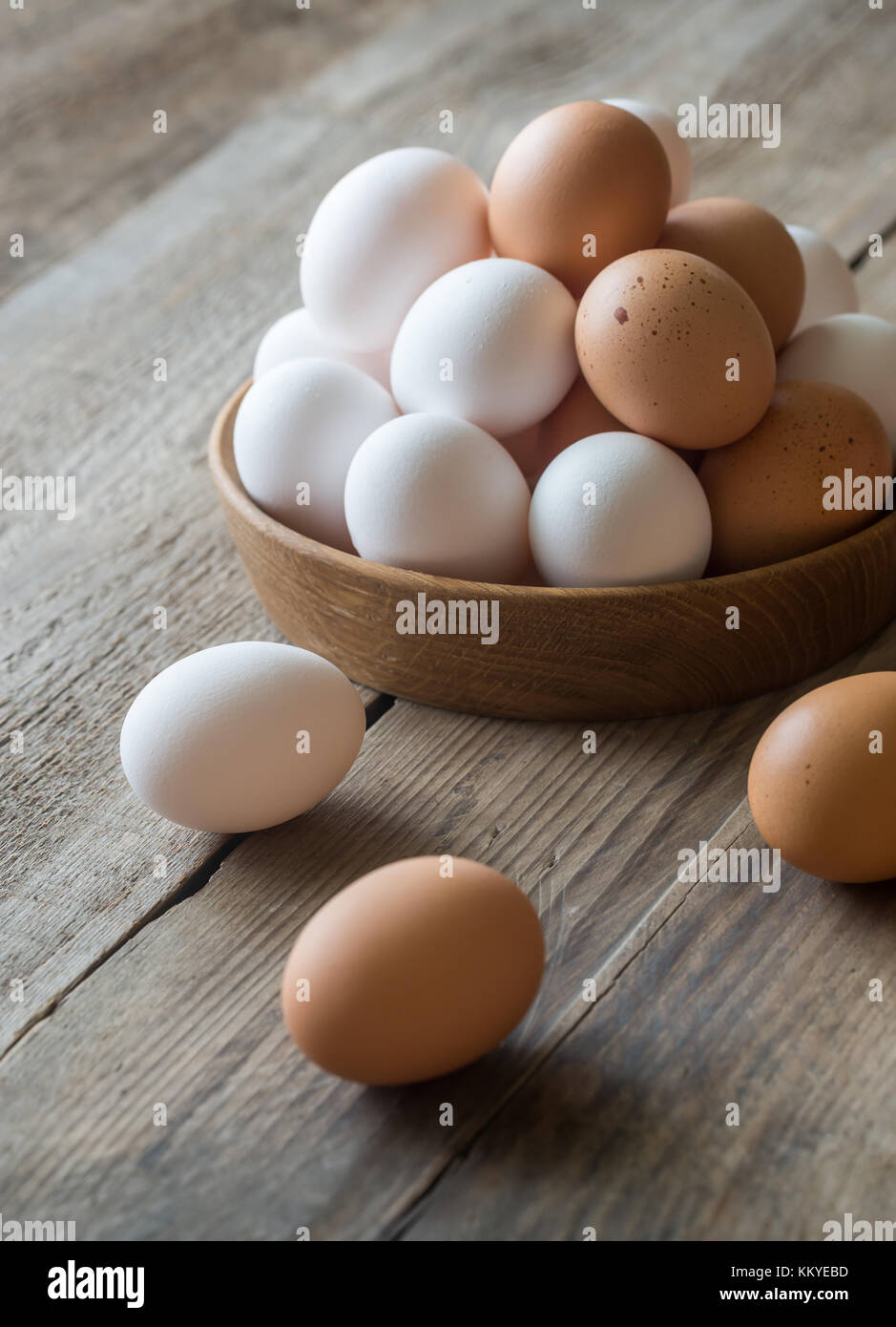 Wooden bowl of raw chicken eggs Stock Photo - Alamy