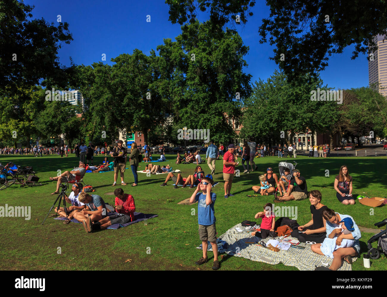 Viewing the eclipse hi-res stock photography and images - Alamy