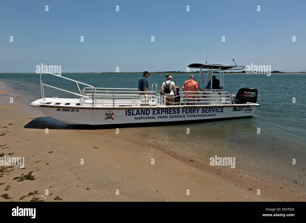 NC00994-00...NORTH CAROLINA - Visitors leaving Shackleford Banks on the ...