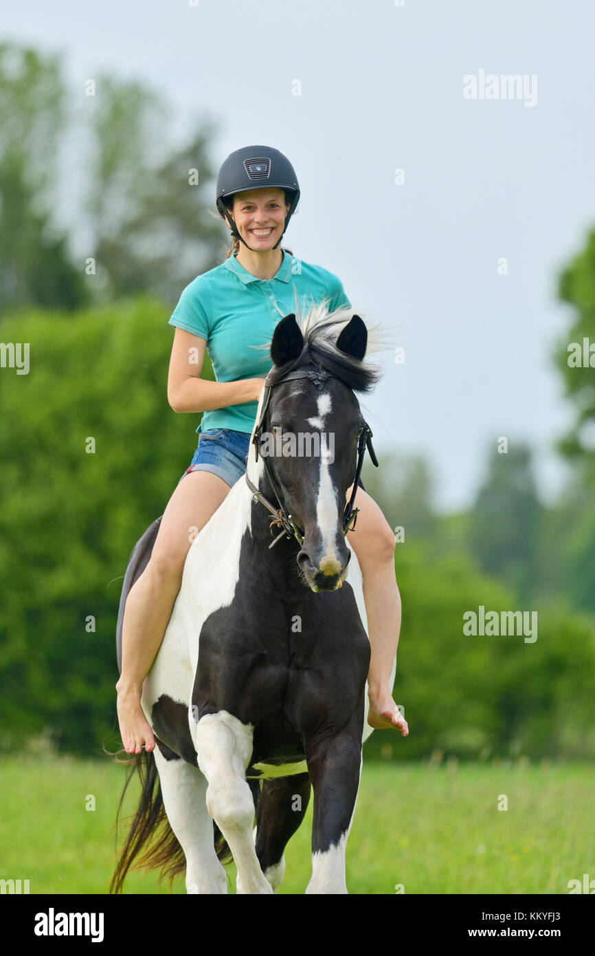 Woman riding bareback on a Paint horse Stock Photo - Alamy