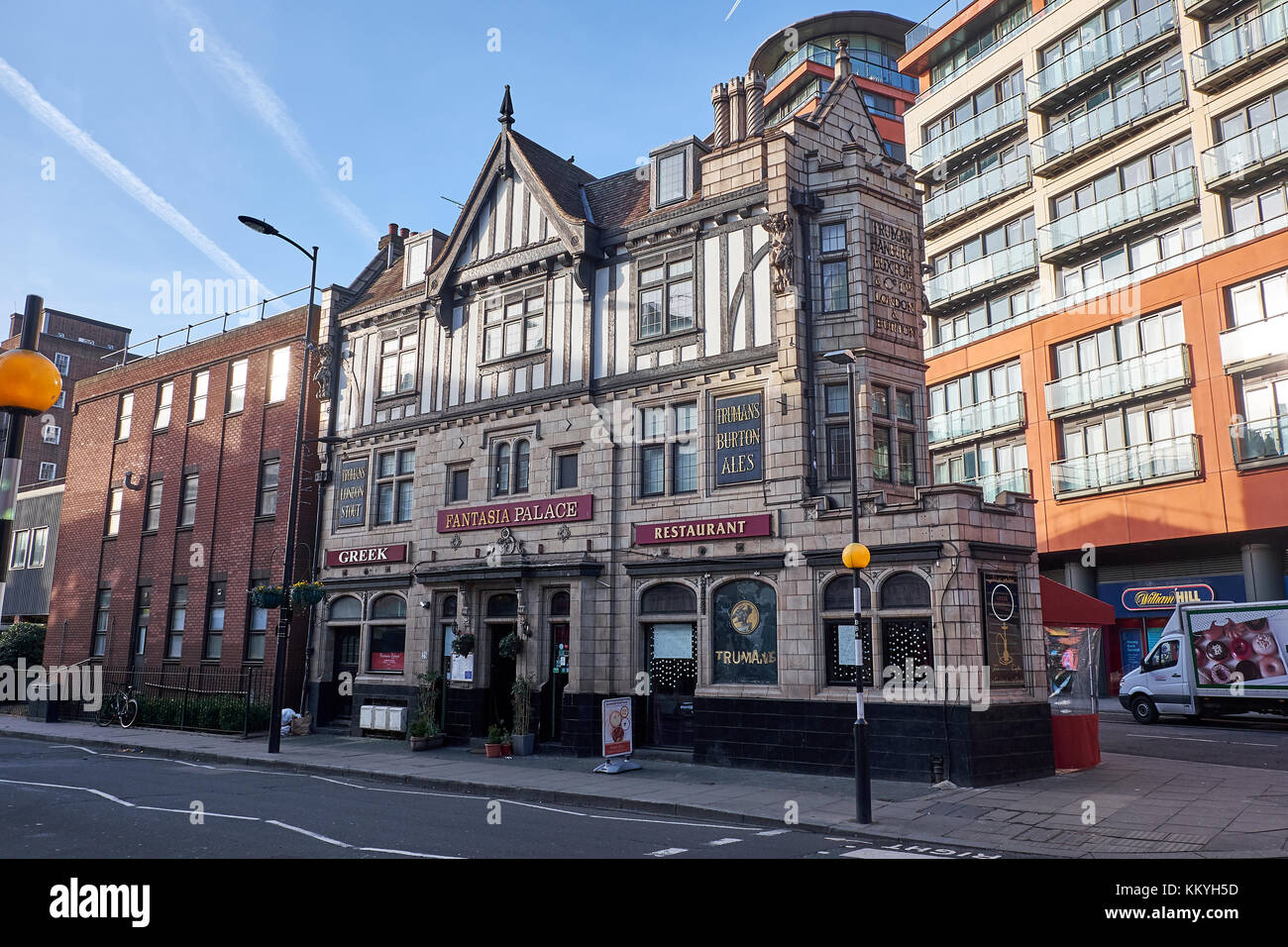 Old corner building hi-res stock photography and images - Alamy