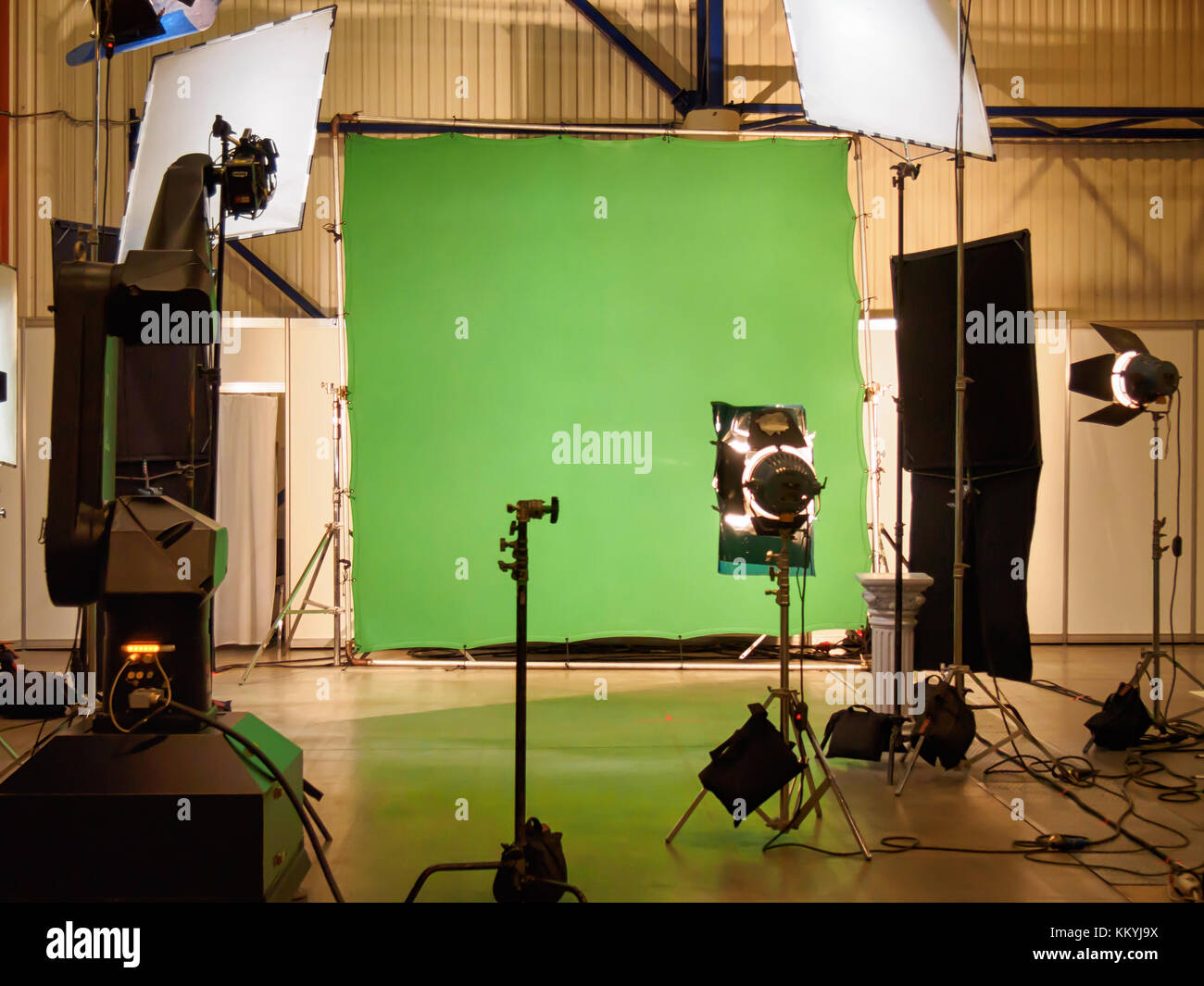 Real empty green screen film/photo studio with lighting/studio ...