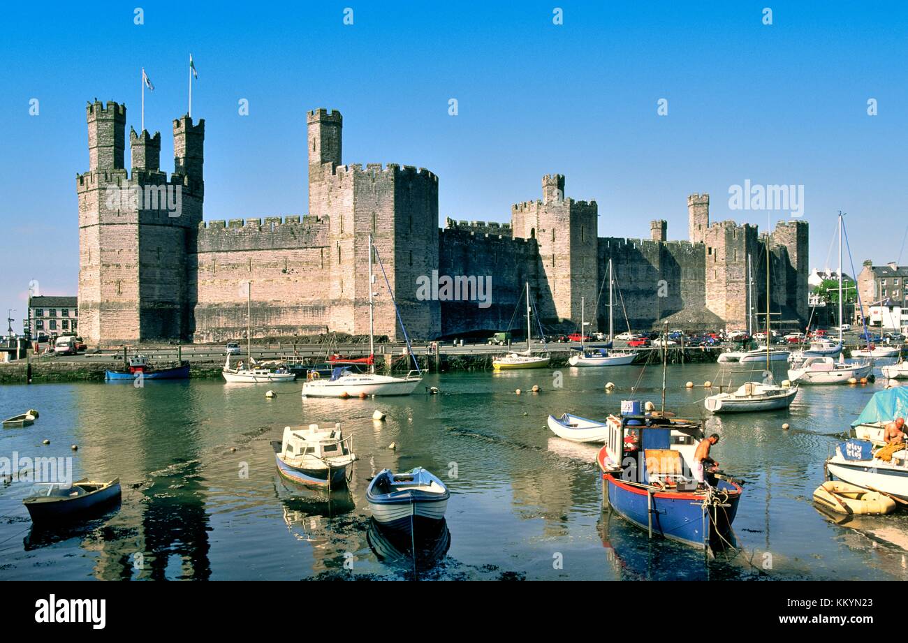 Welsh medieval castles coast coastal uk hi-res stock photography and ...