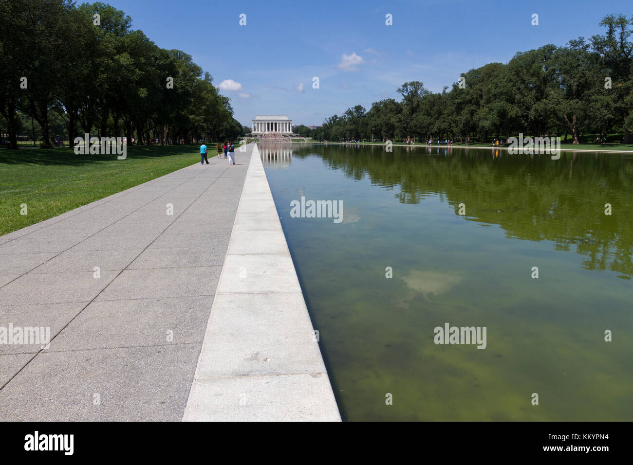 The Lincoln Memorial viewed across the Lincoln Memorial Reflecting Pool ...