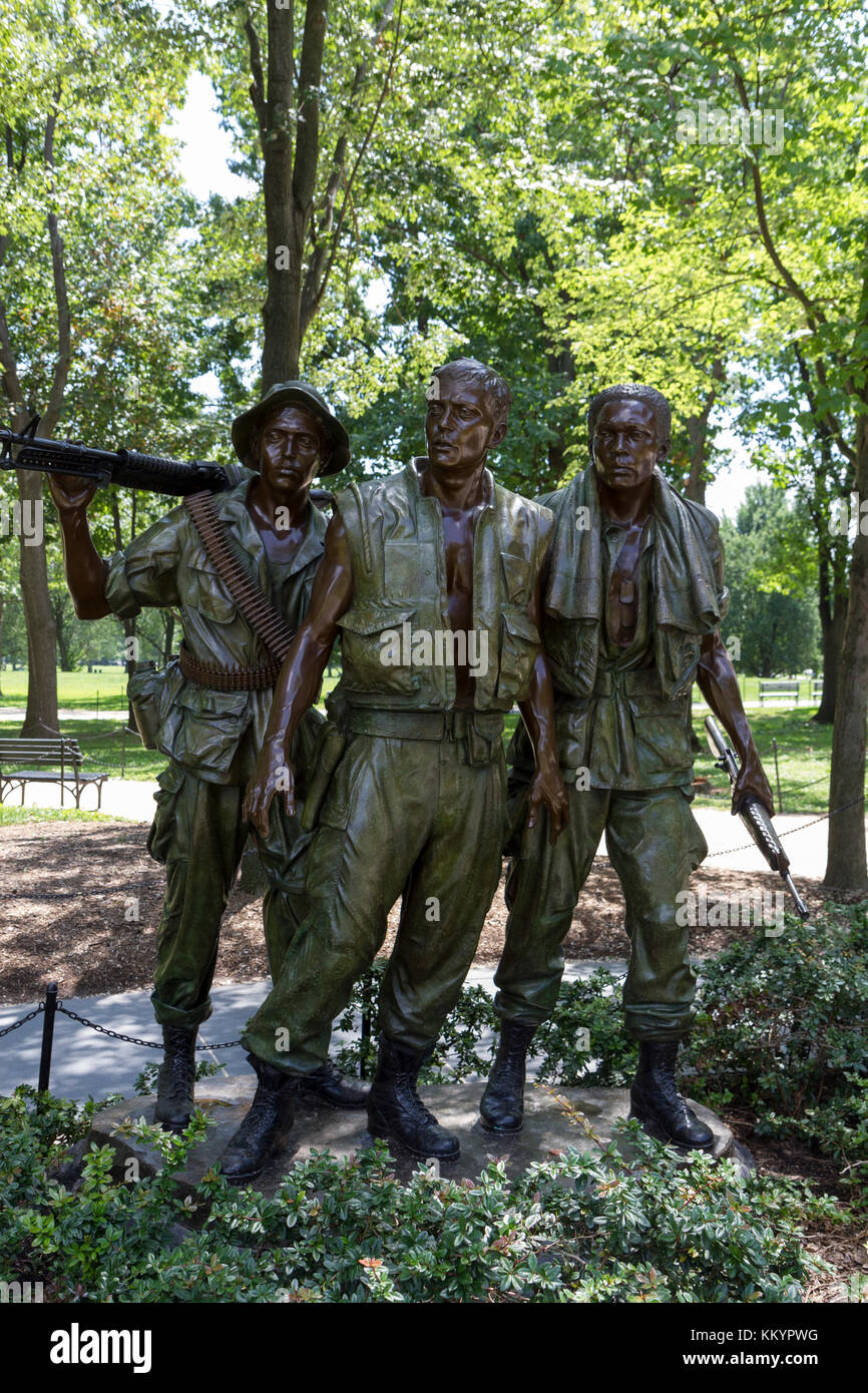 Three servicemen statue hi-res stock photography and images - Alamy