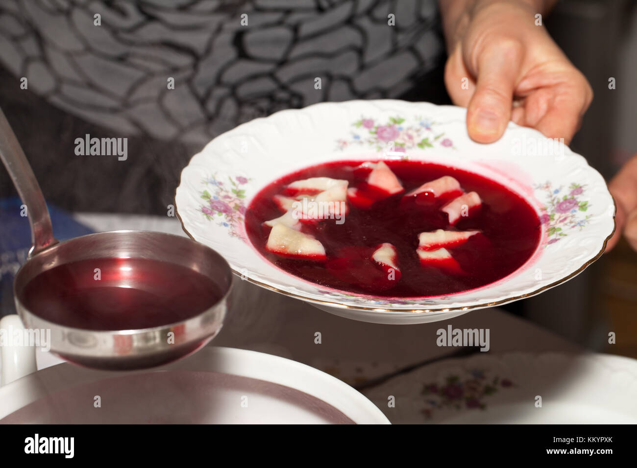 Hands food warm share hi-res stock photography and images - Alamy