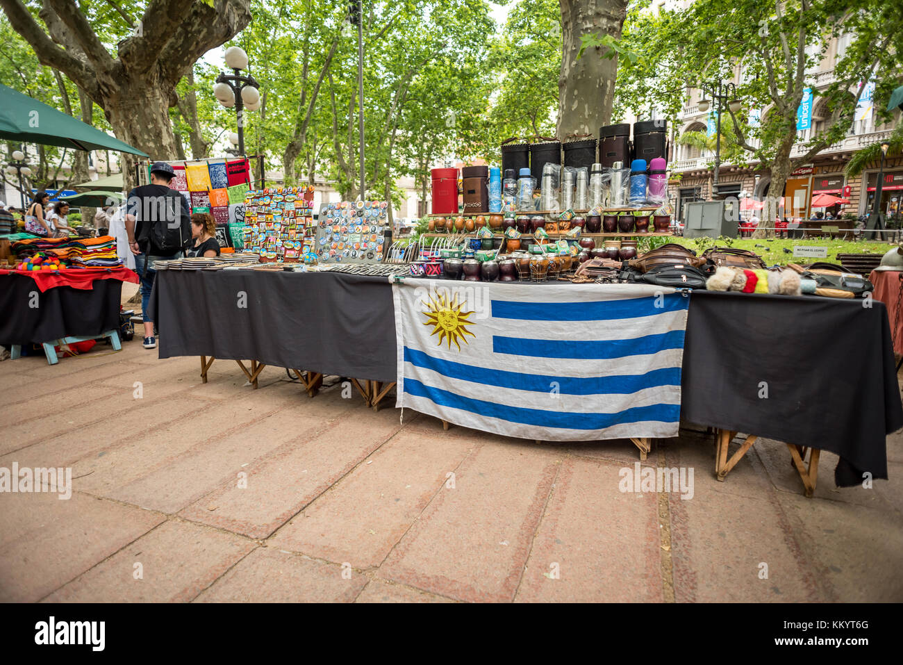 Flea market stalls hi-res stock photography and images - Alamy