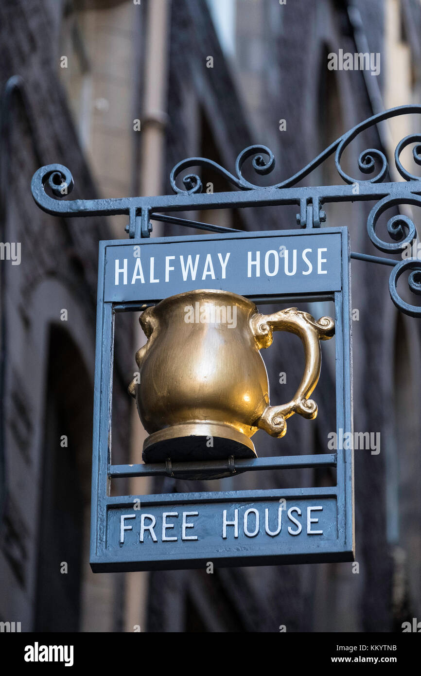 Pub sign halfway house pub hi-res stock photography and images - Alamy