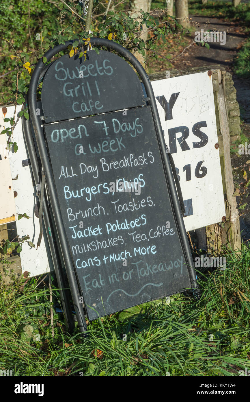 Open 7 days week sign hi-res stock photography and images - Alamy