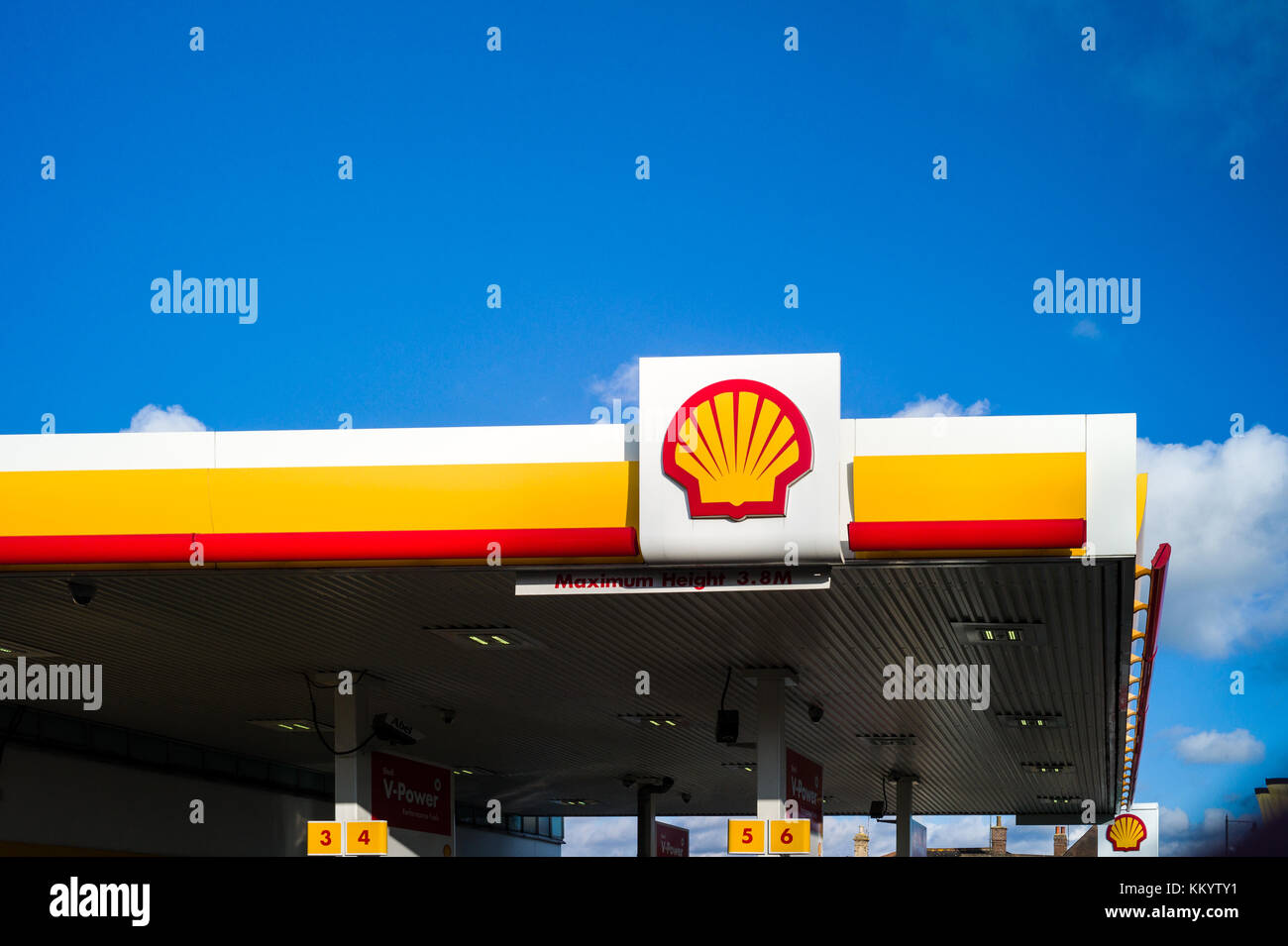 Shell petrol station sign hi-res stock photography and images - Alamy