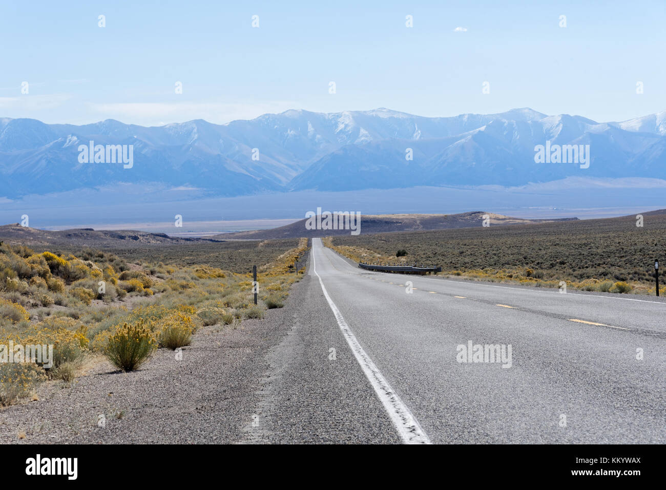 Vista of an endless stretch of road along US 50 Nevada Stock Photo - Alamy