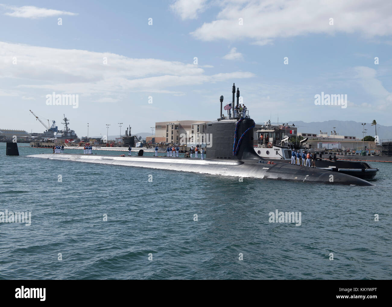 The U.S. Navy Virginia-class fast-attack submarine USS Illinois arrives ...
