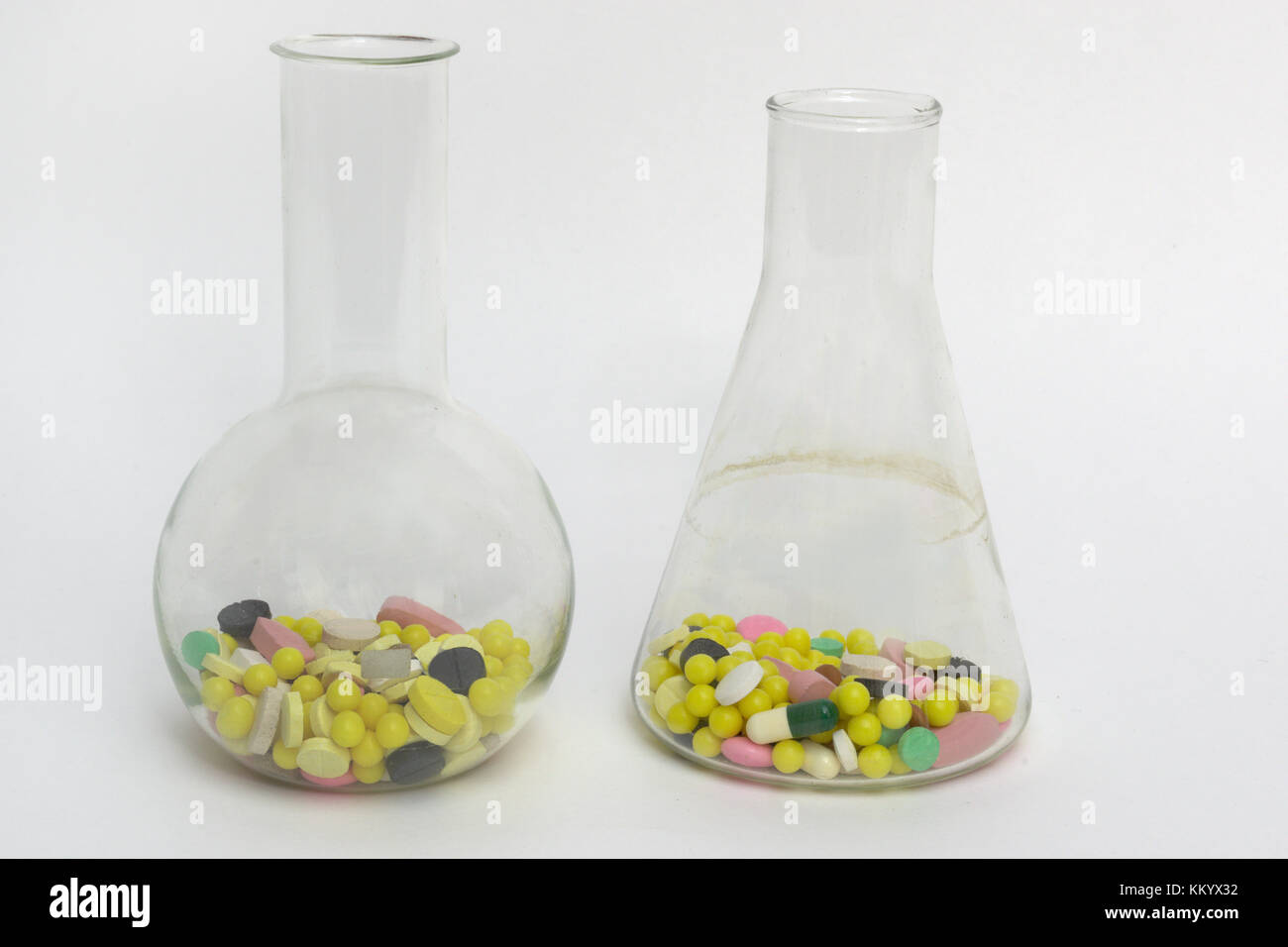 Laboratory glass: round and conical flat bottom and long neck flasks ...