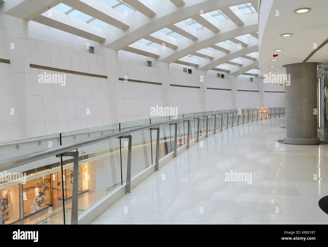 Large glass windows ground floor hi-res stock photography and images ...