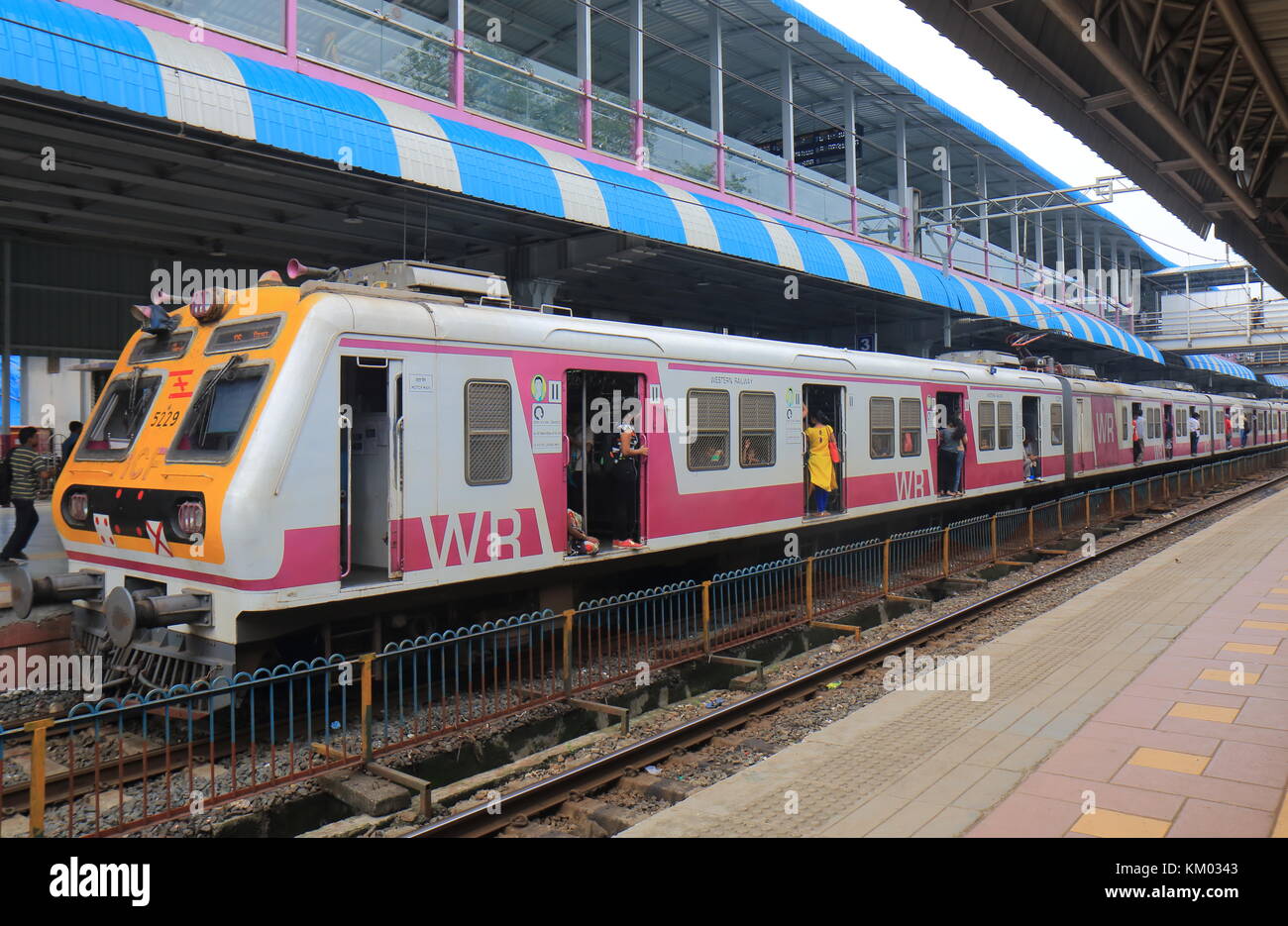 People travel at Dadar train station in Mumbai India Stock Photo - Alamy