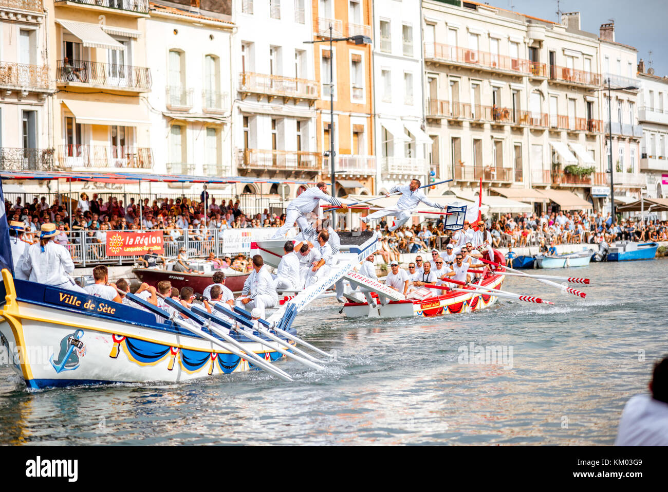 Boat jousting hi-res stock photography and images - Alamy