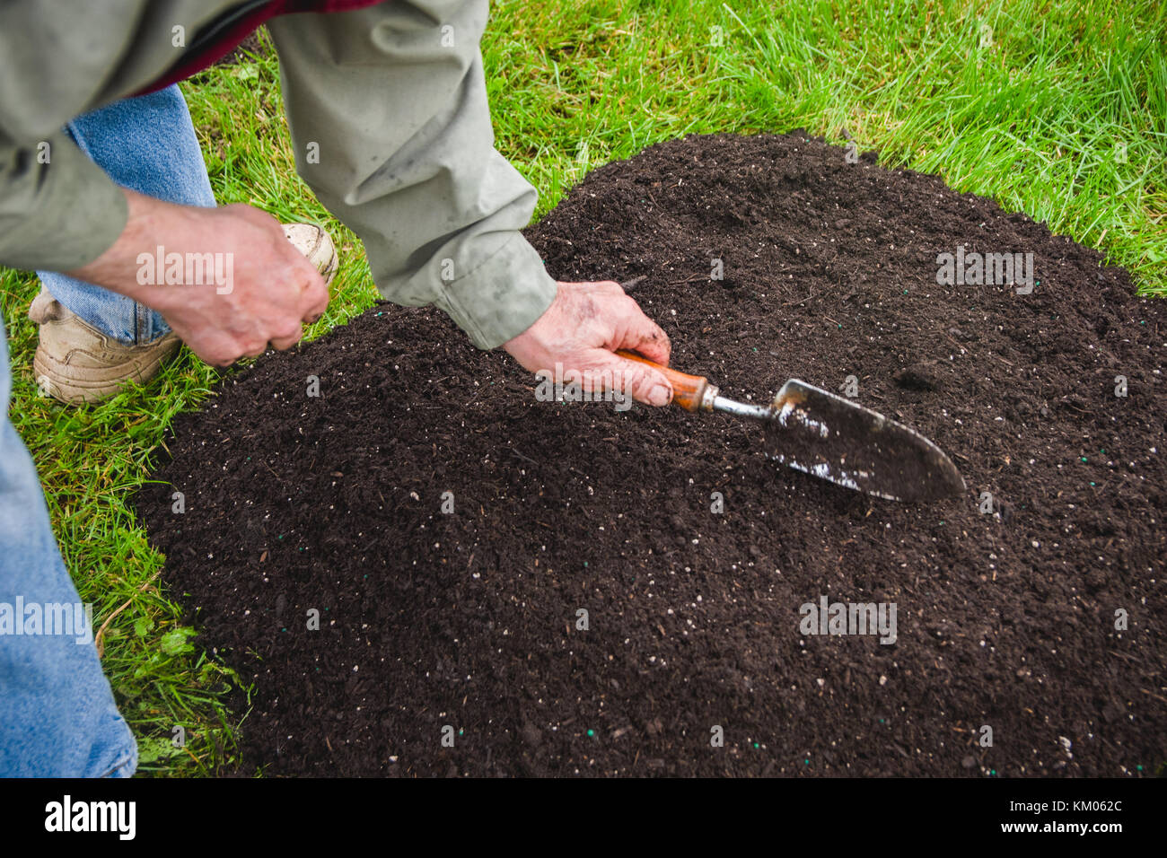 A man's hand digging in a garden with a spade Stock Photo - Alamy