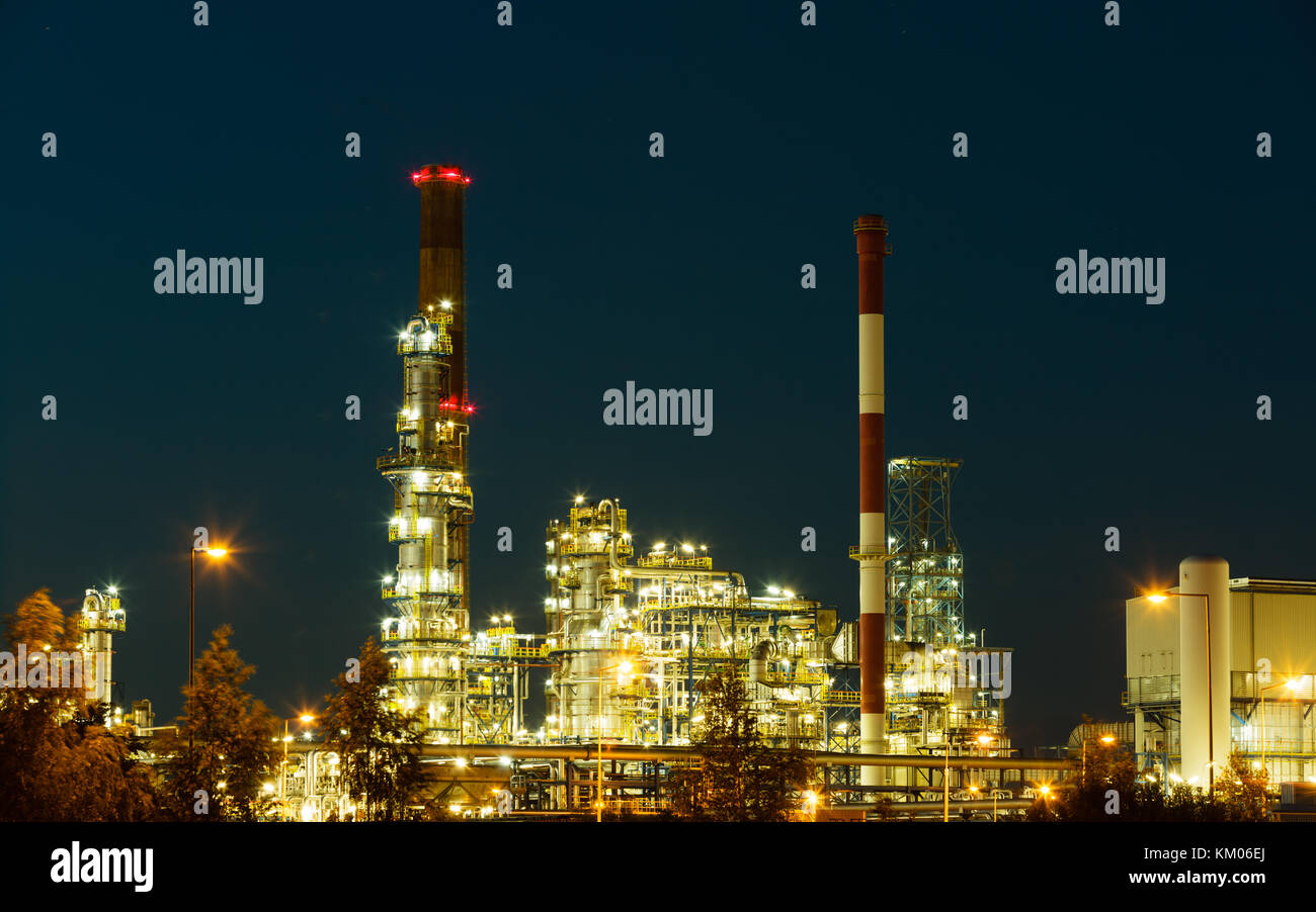Industry. Night view of the refinery petrochemical plant Stock Photo ...