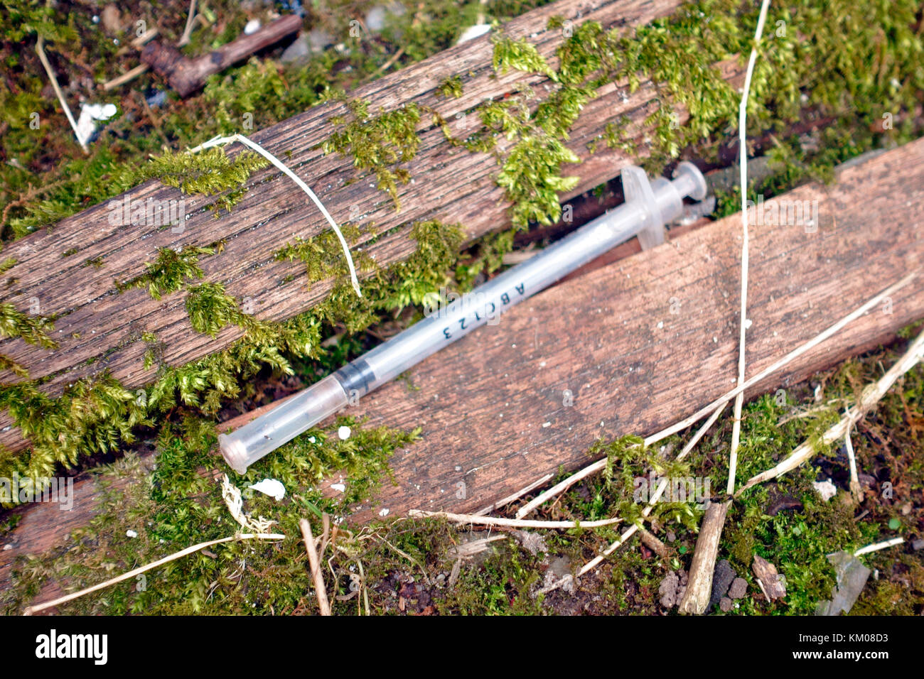 Discarded syringe signs of illegal drug use Stock Photo - Alamy