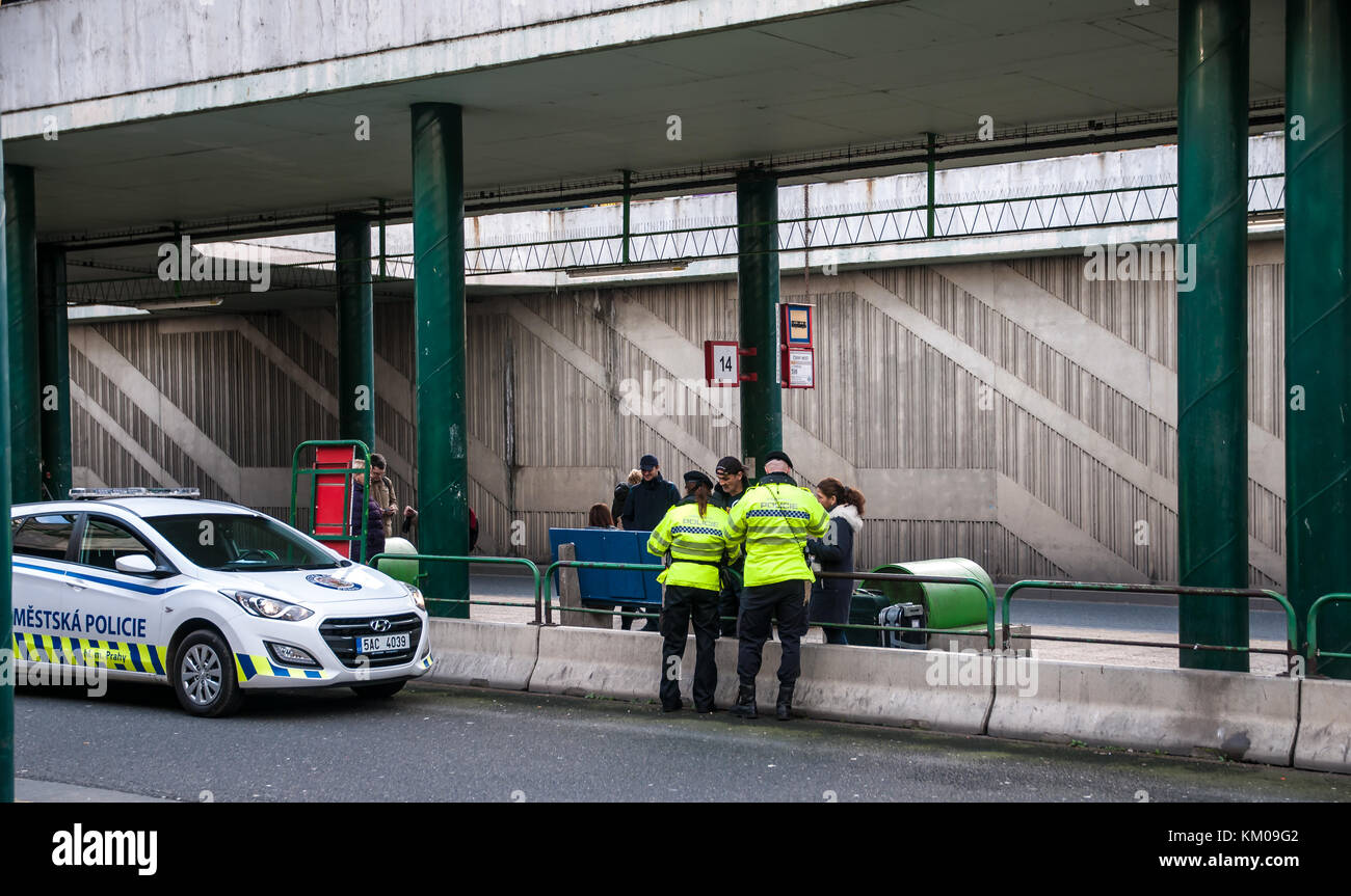 Police smoking hi-res stock photography and images - Alamy