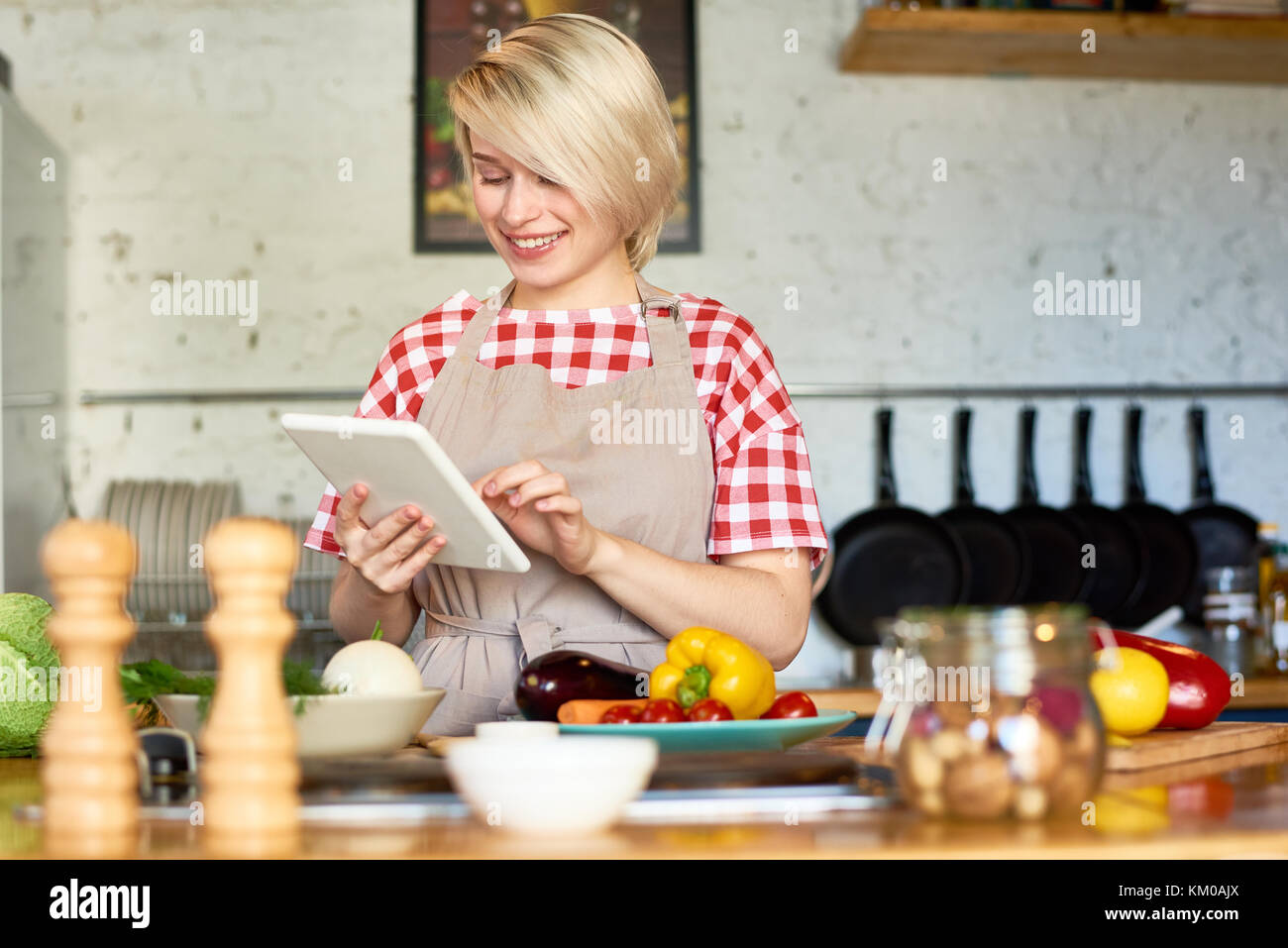 Smiling housewife in kitchen hi-res stock photography and images - Alamy