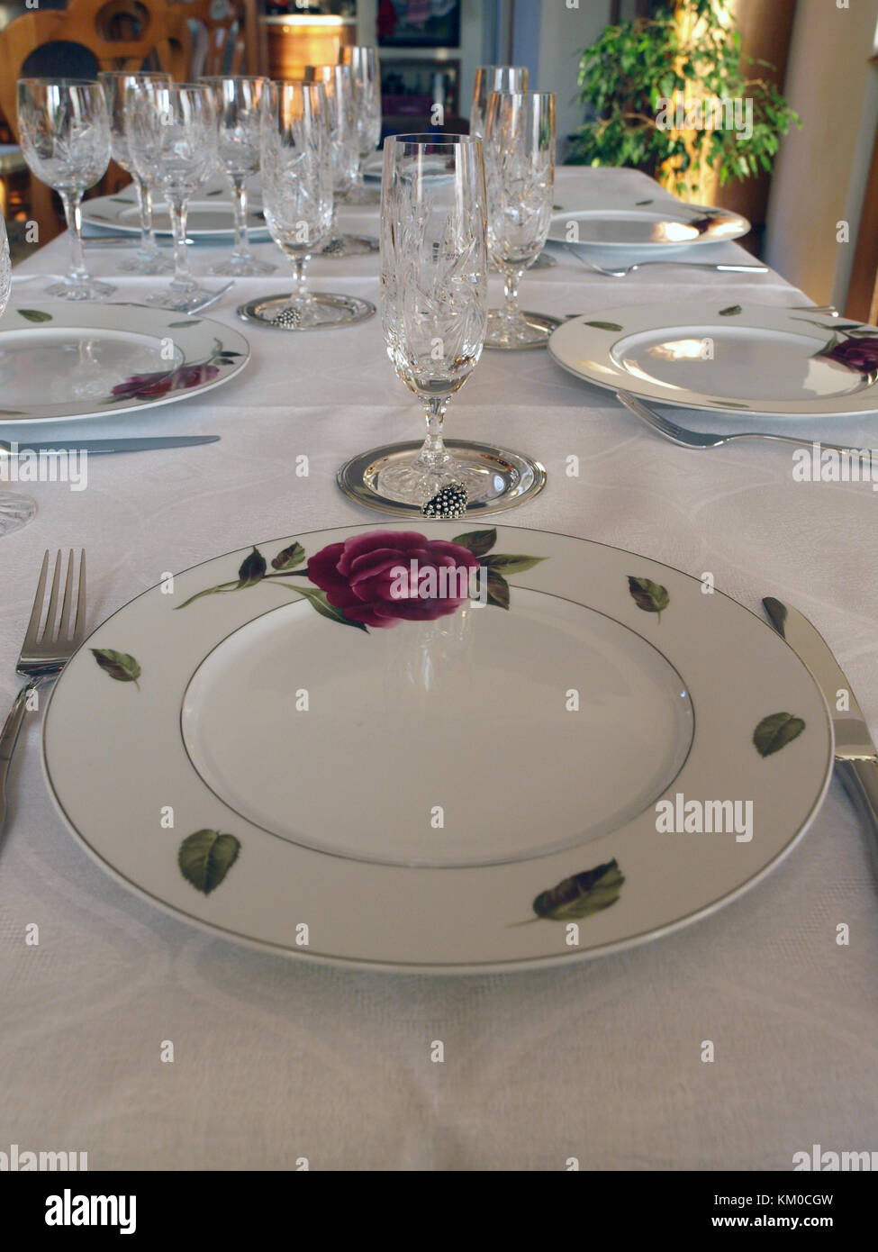 Elegantly set dining room table Stock Photo - Alamy