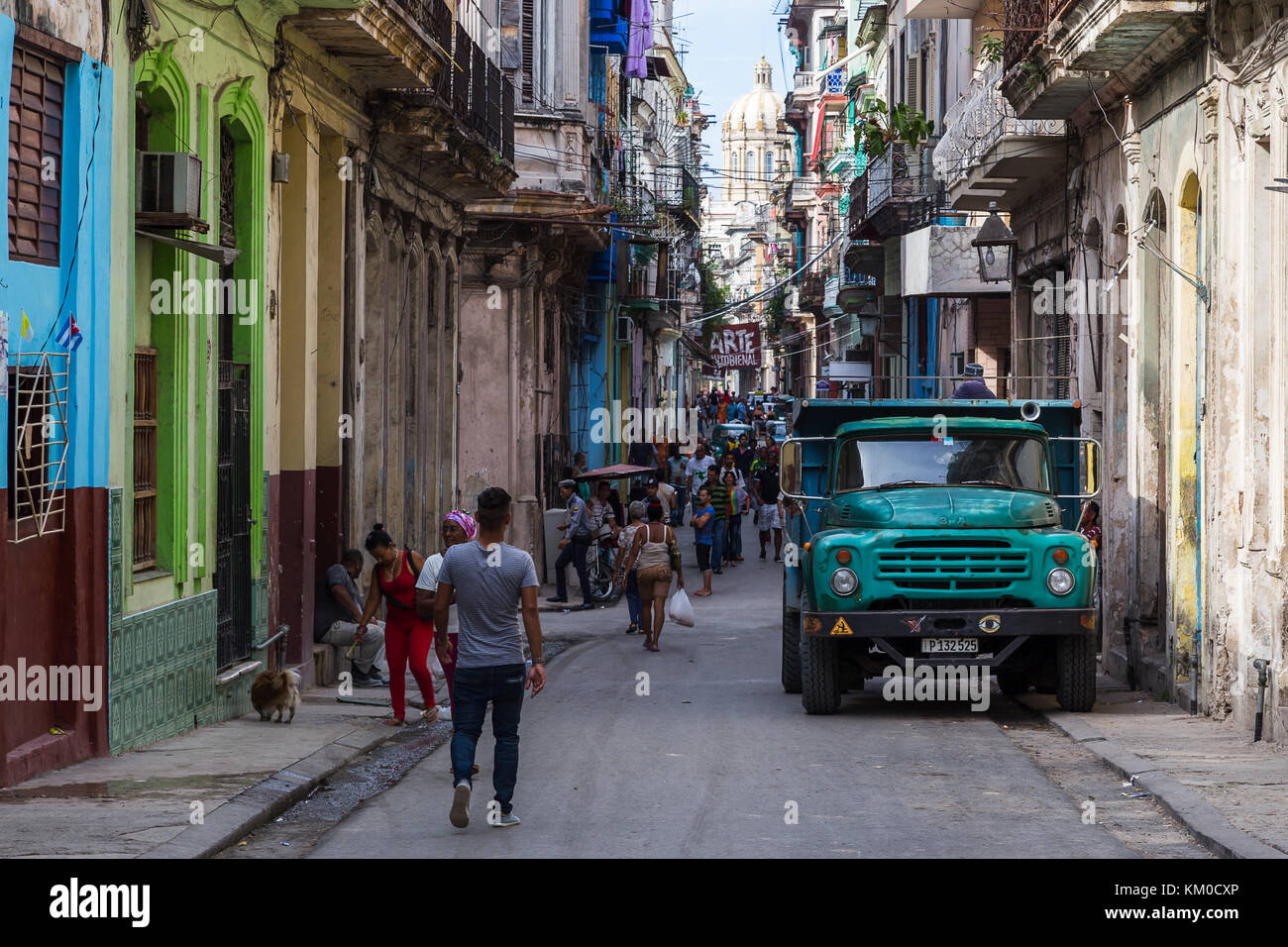 A busy narrow street in Havana Vieja (Old Havana) one morning packed ...
