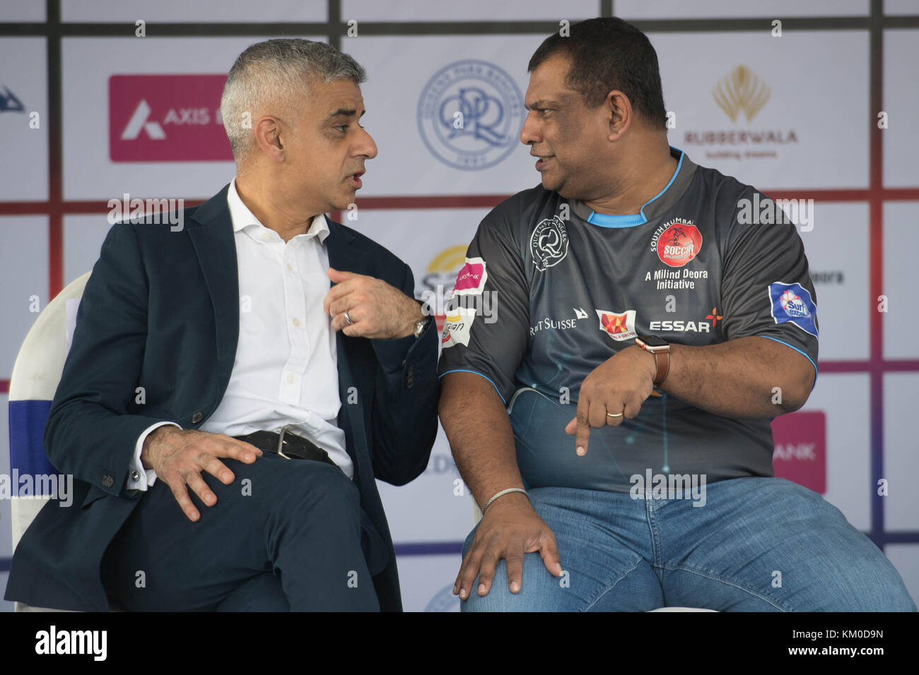 Young footballers talking hi-res stock photography and images - Alamy